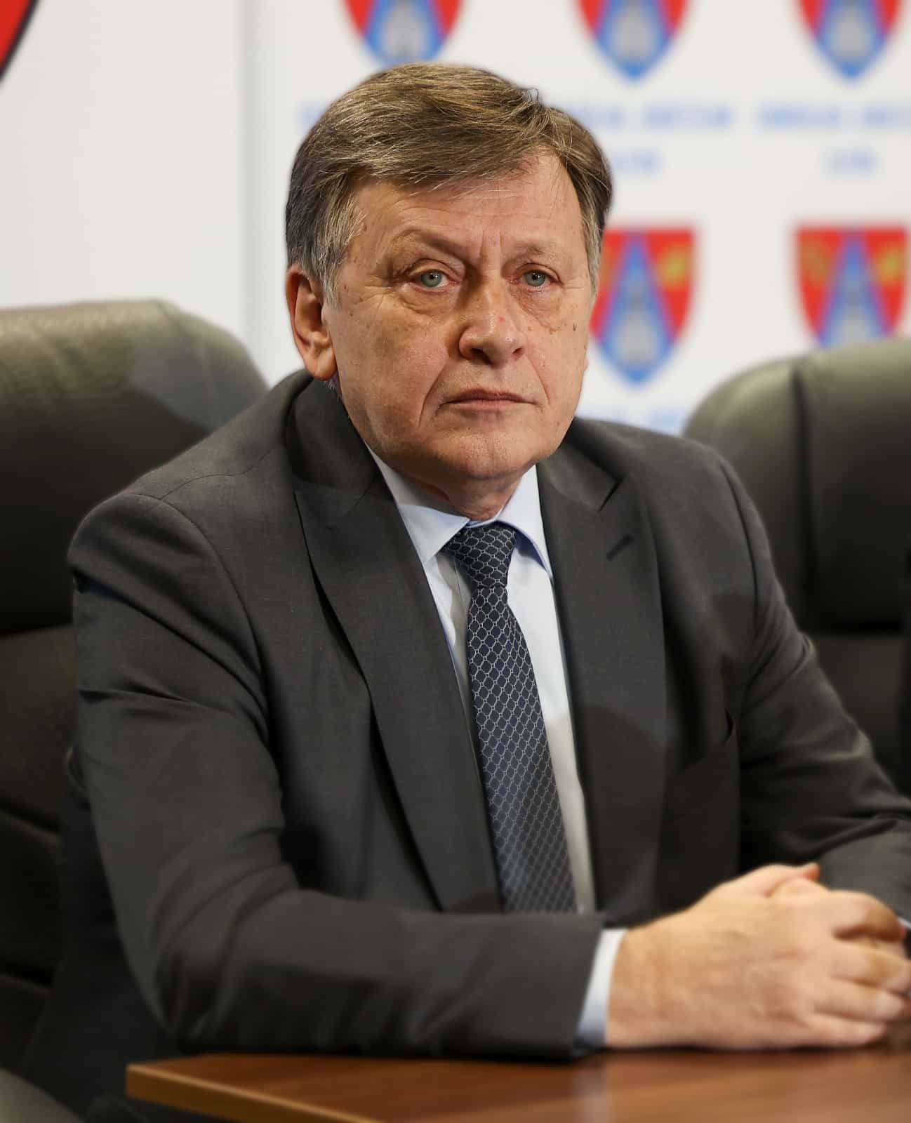 Crin Antonescu refuză să folosească rețeaua X: "Eu sunt cu V, de la ...